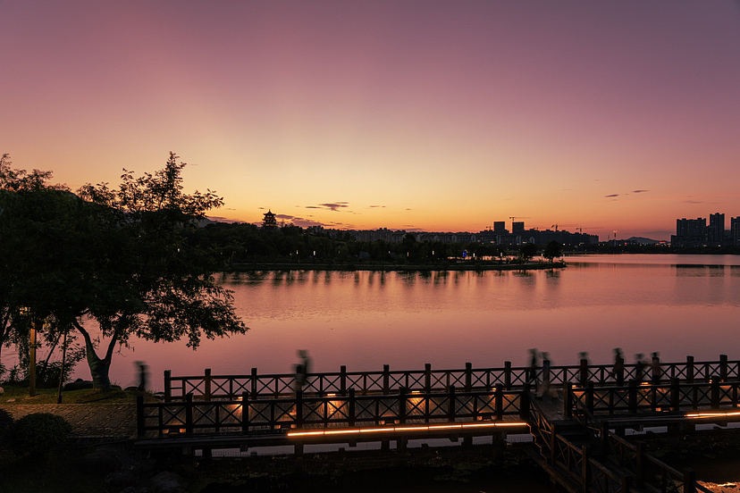 斜陽草樹下 寶塔鎮湖妖_摄影师导演JACK张-站酷ZCOOL