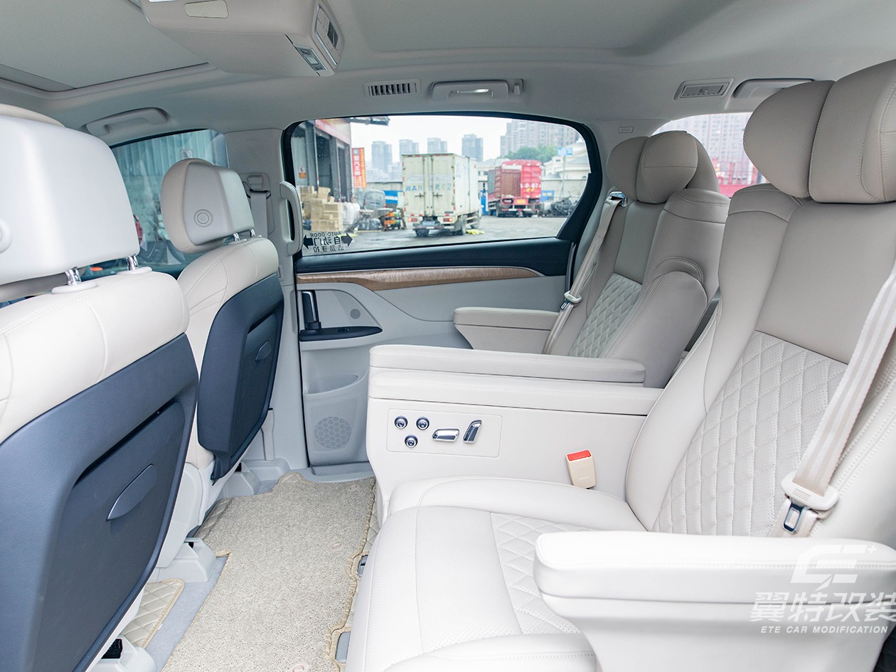 别克GL8内饰米白色改装_品驭内饰定制大师-站酷ZCOOL