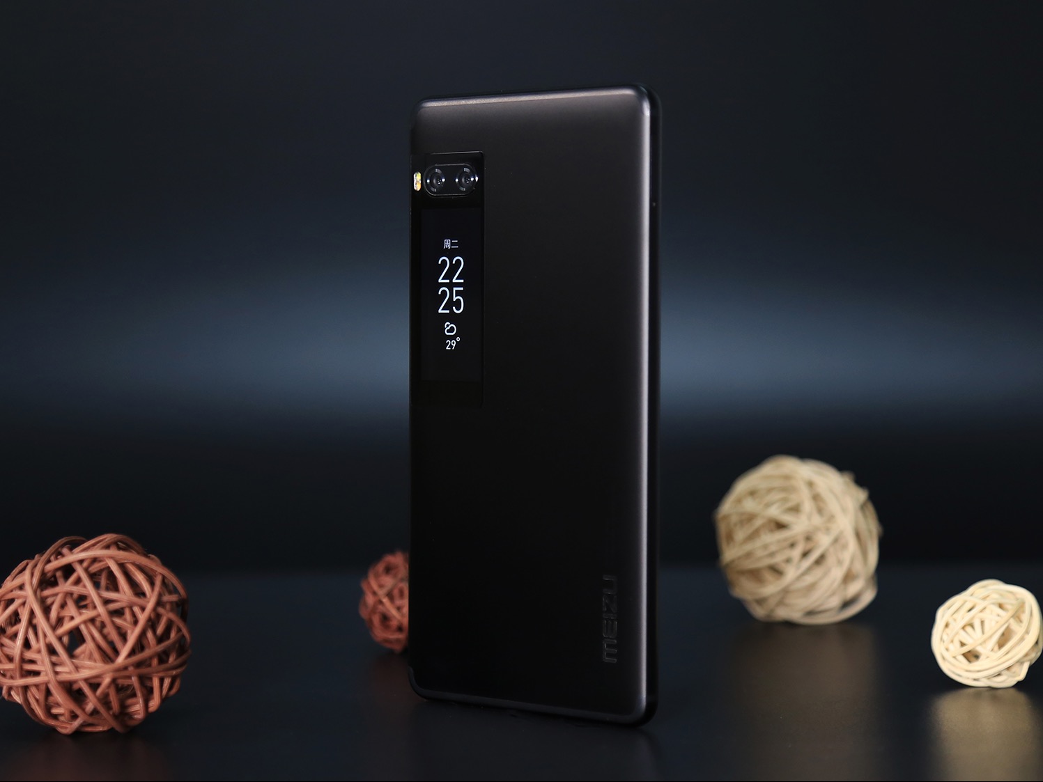 魅族 PRO 7 Plus 双屏 产品照_笔尖星球-站酷ZCOOL