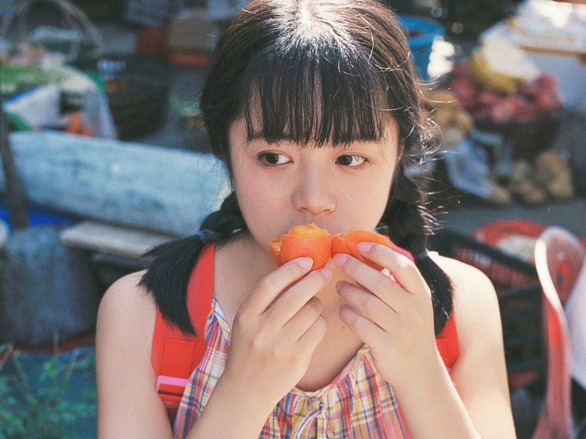那个吃柿子的女孩_夏生nico-站酷ZCOOL