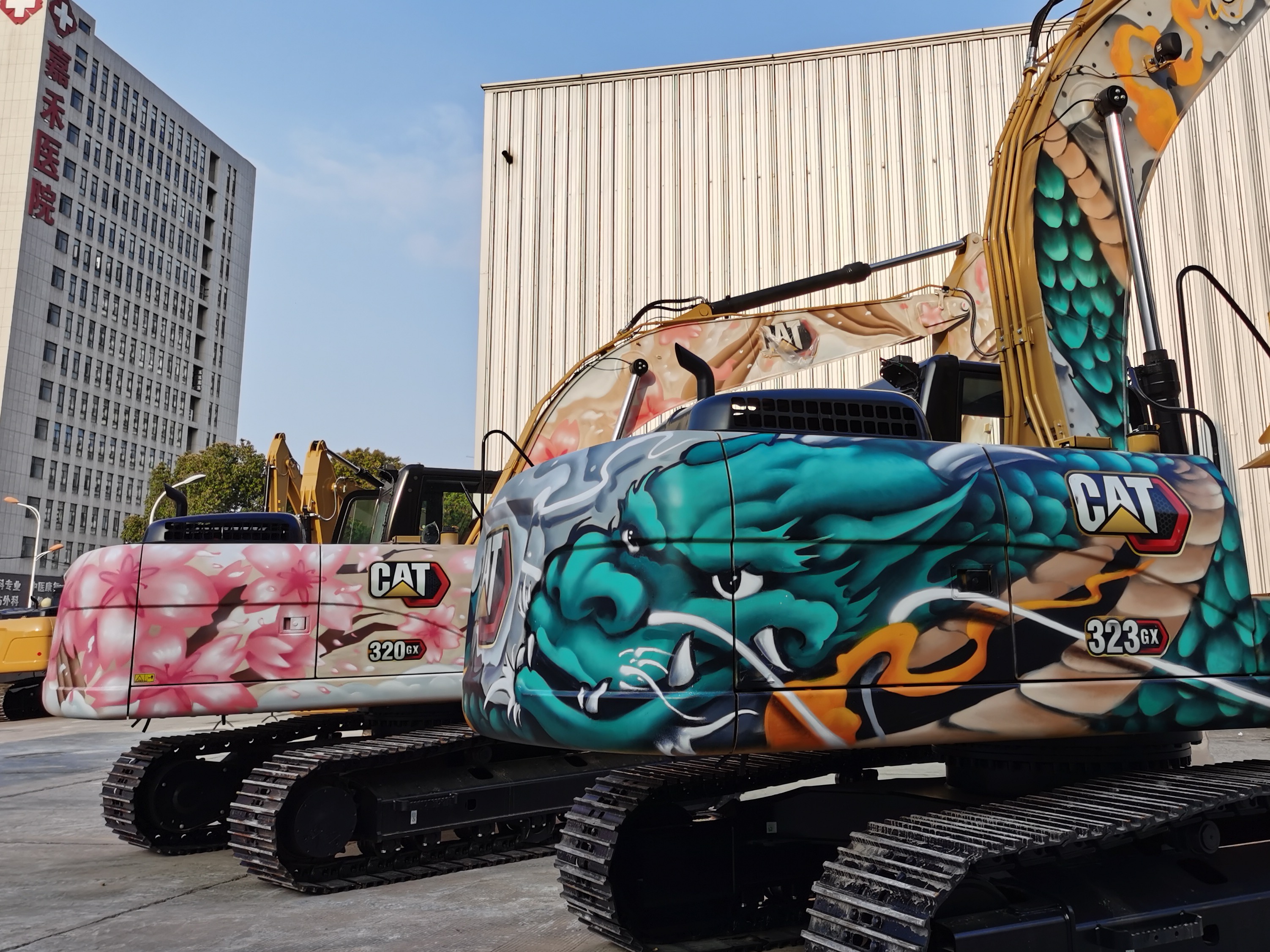 在CAT挖掘机上的涂鸦作品_xmark极意涂鸦-站酷ZCOOL