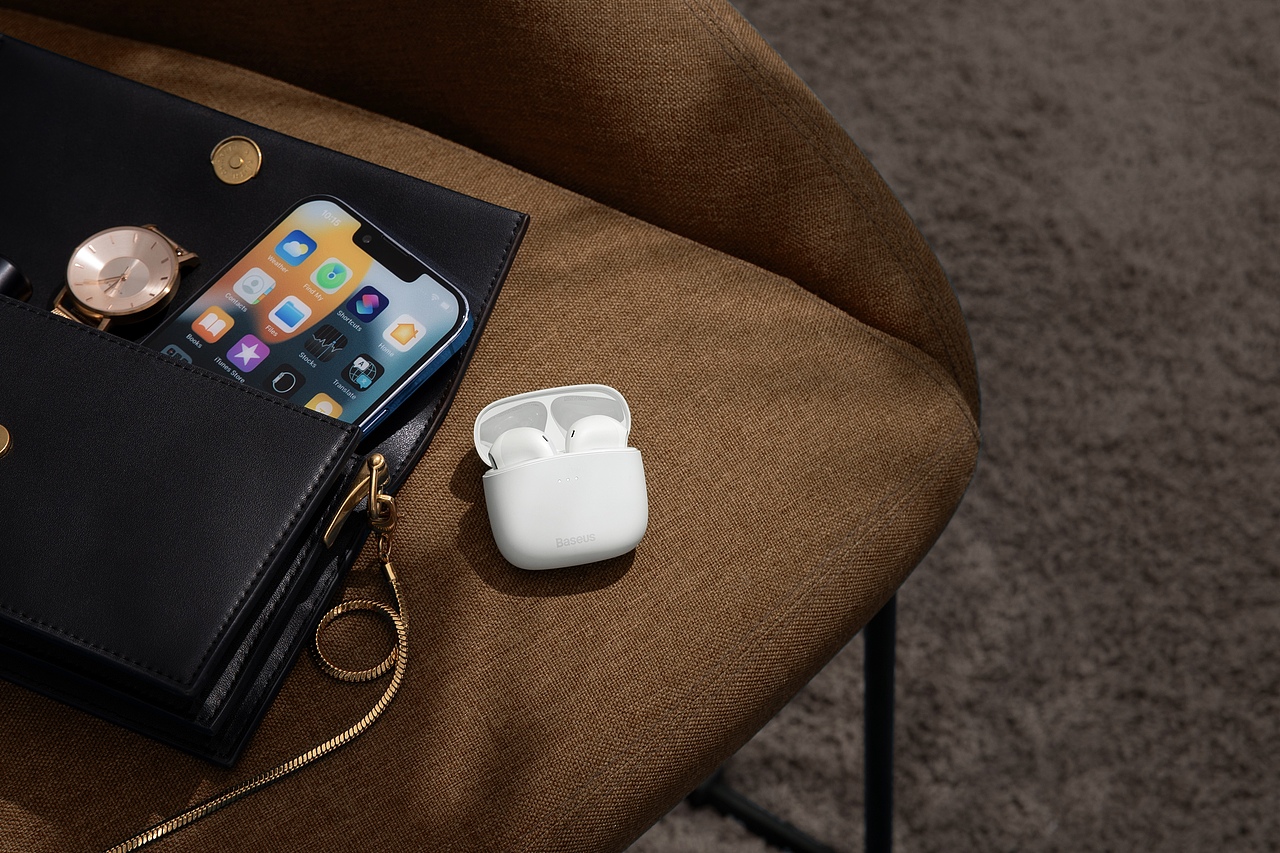 倍思W04+耳机拍摄_jj轰炸机-站酷ZCOOL