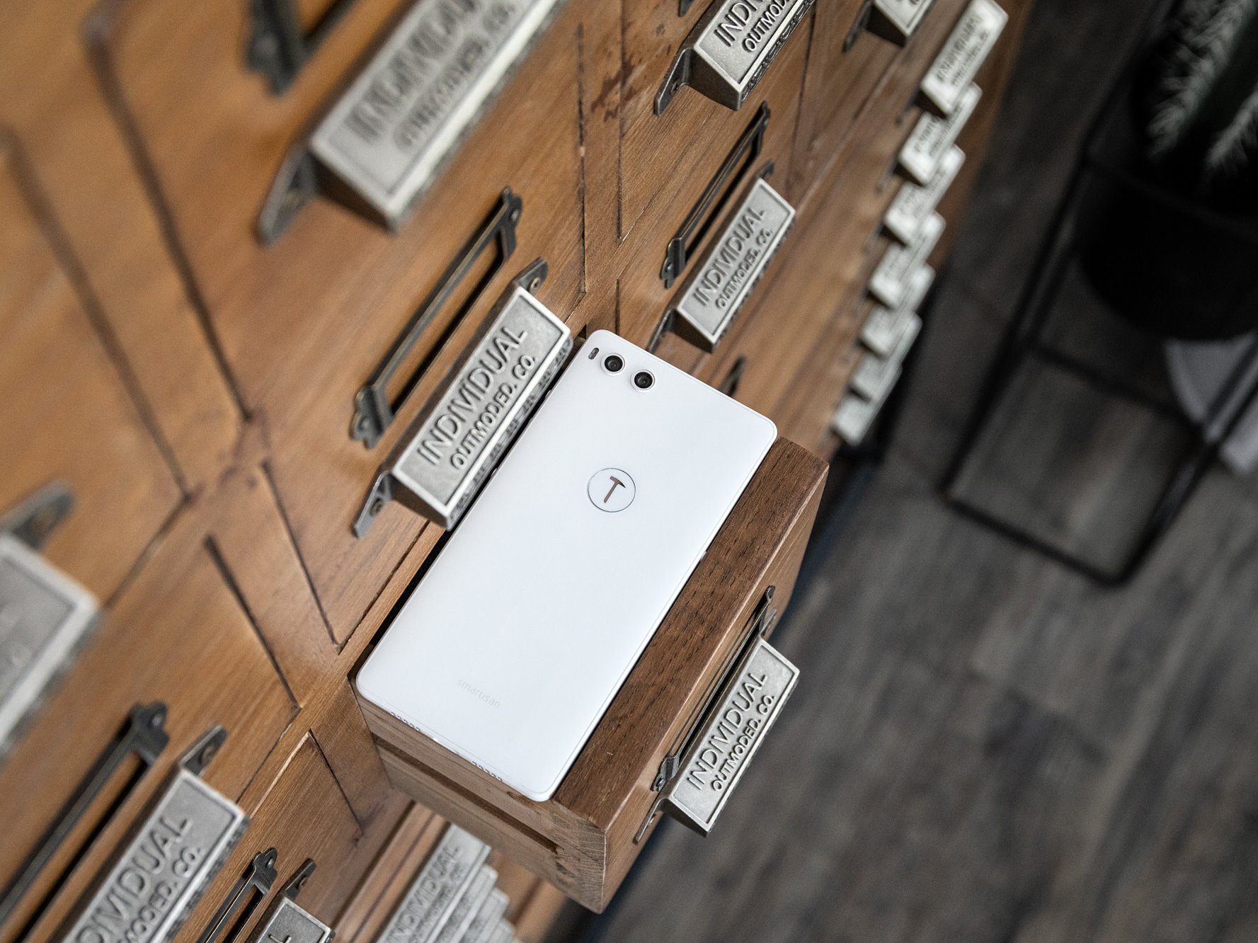 随手拍丨坚果R1_白底图-站酷ZCOOL