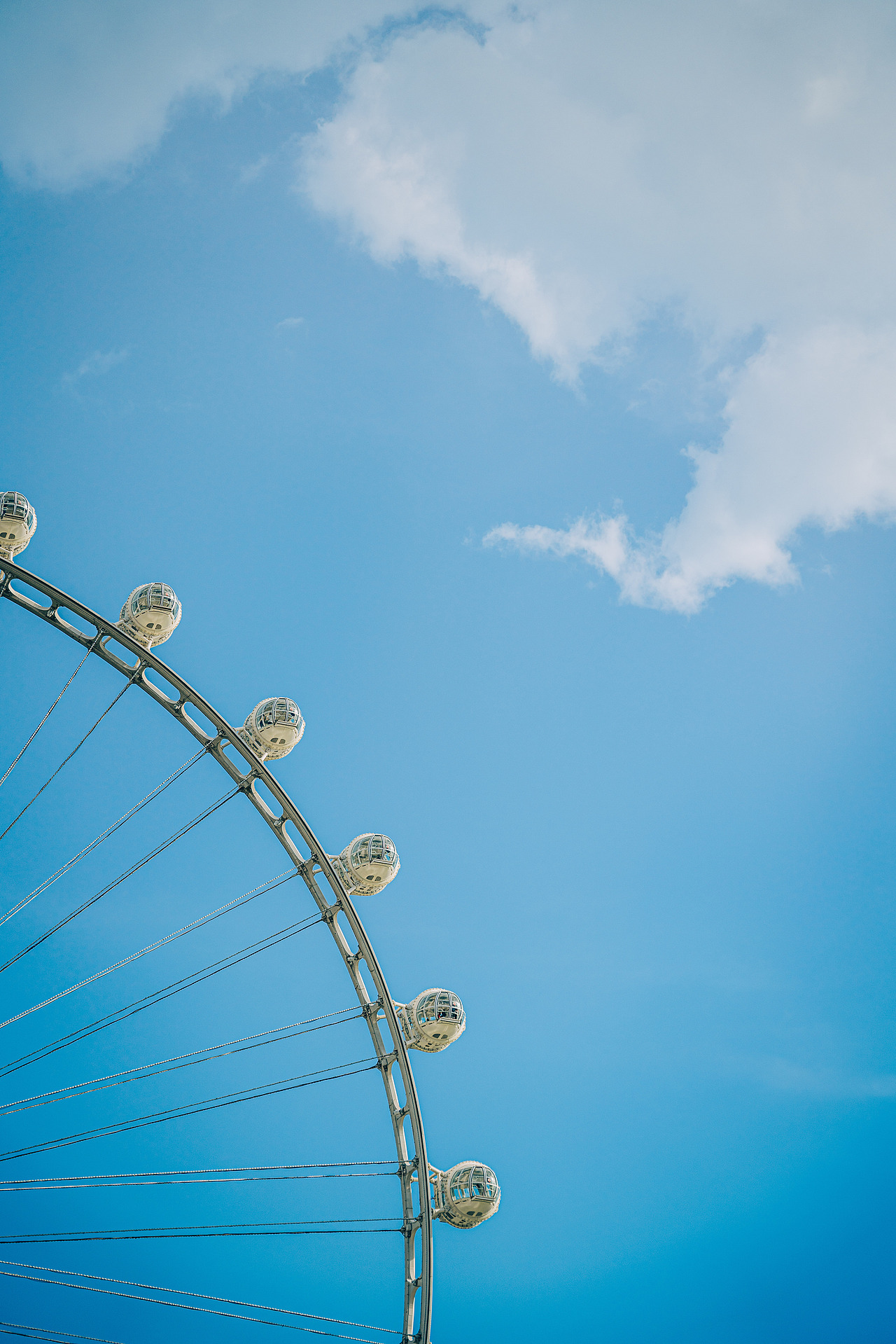 蓝天白云下的摩天轮_小鱼儿712-站酷ZCOOL