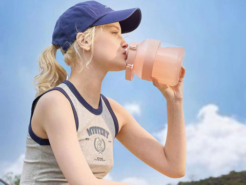 【摩飞】便携榨汁桶 吨吨杯 模特拍摄_模特经纪人Cici-站酷ZCOOL