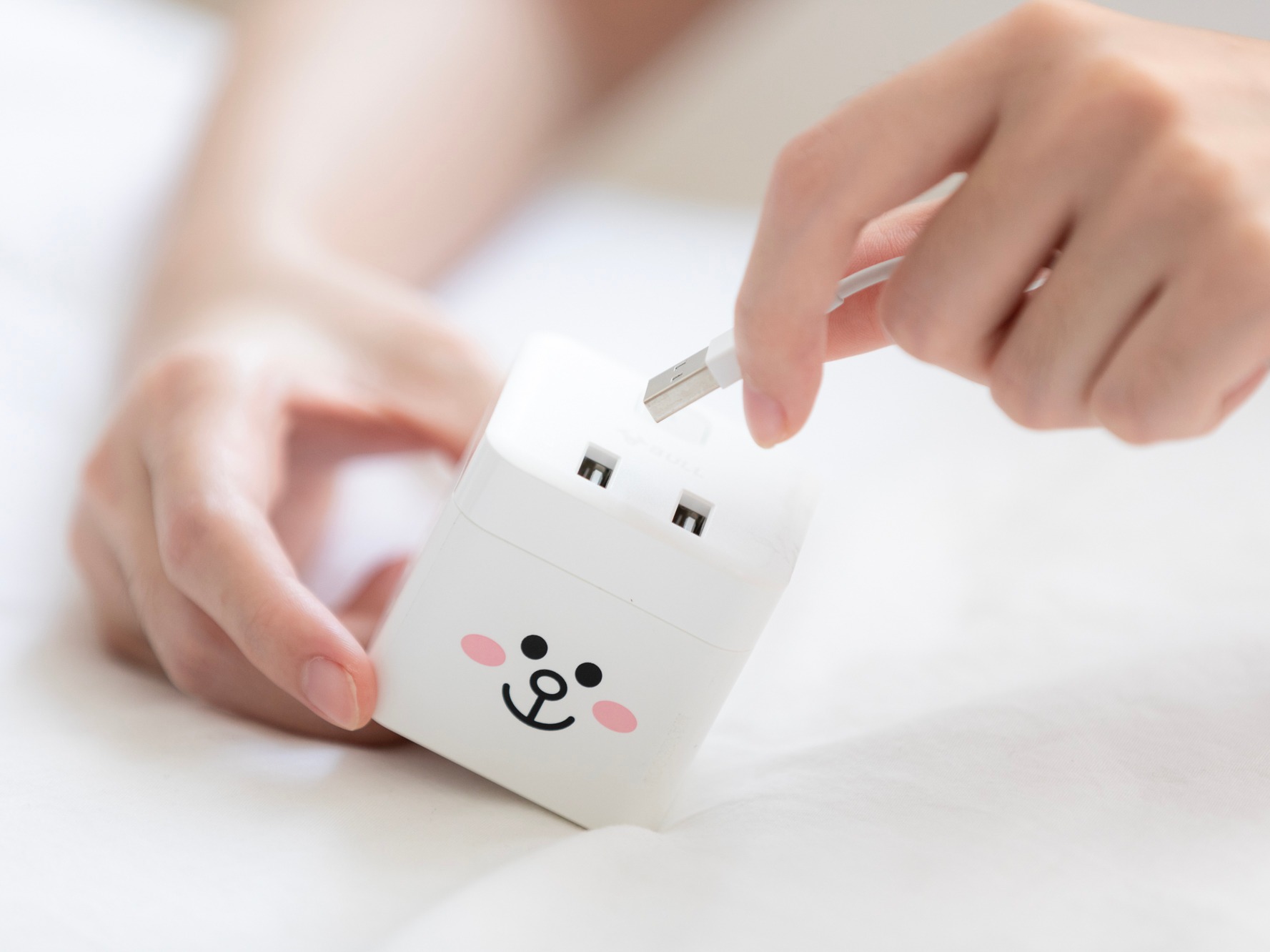 随手拍丨公牛 Line Friends 小魔方USB插座_白底图-站酷ZCOOL