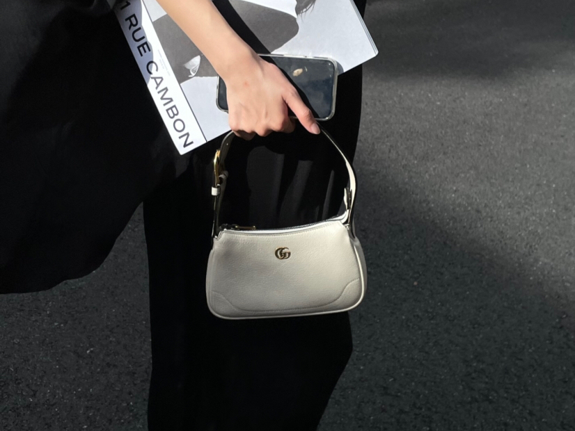 Gucci 白色腋下包上身_joyiGuan-站酷ZCOOL