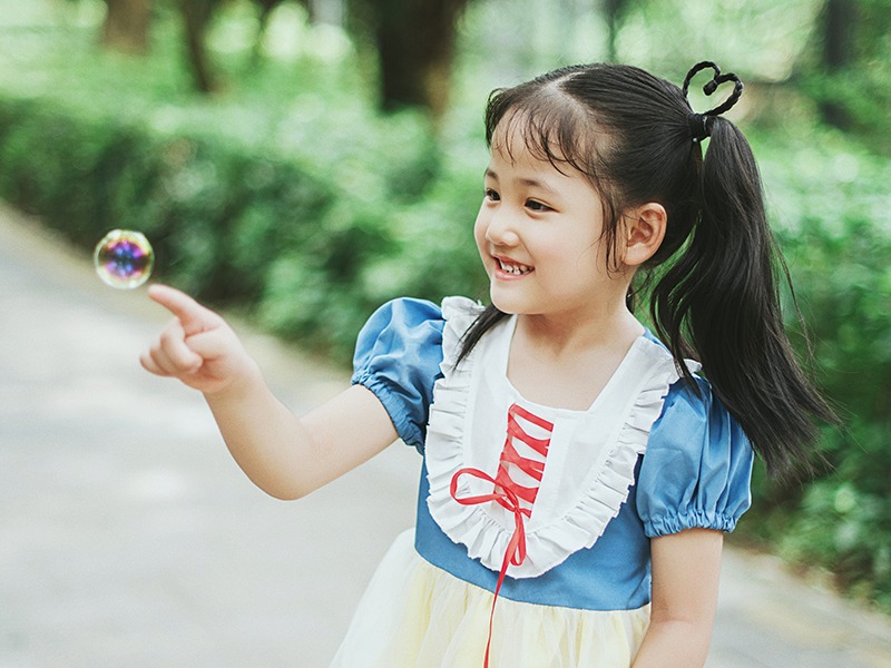 玩泡泡的女孩_简曦_Y2-站酷ZCOOL