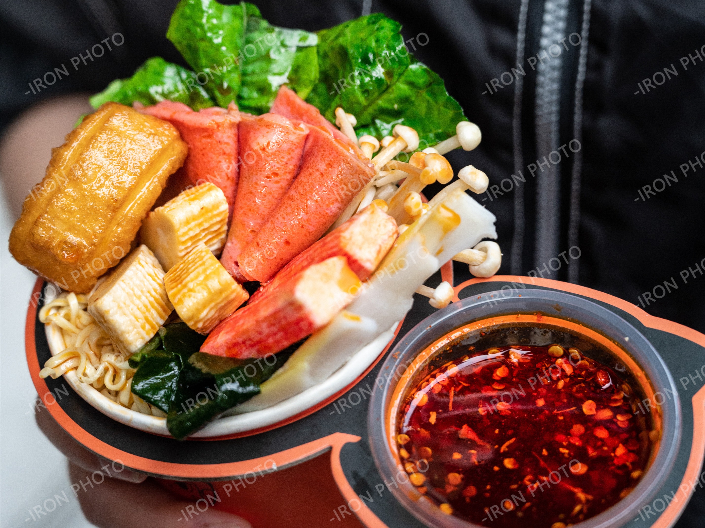 麻辣烫冒菜火锅杯产品拍摄_IronFlower-站酷ZCOOL