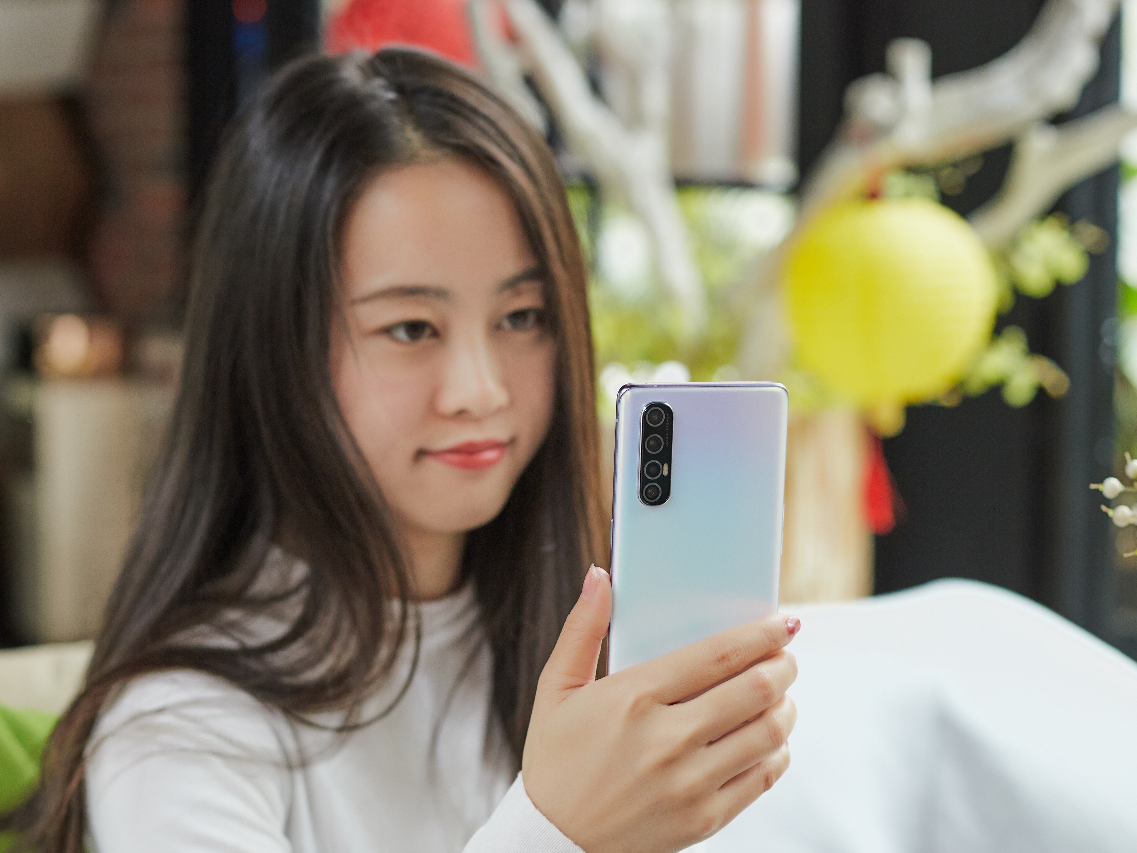 OPPO Reno3 pro 手机 蓝色 模特场景图_云间眠-站酷ZCOOL