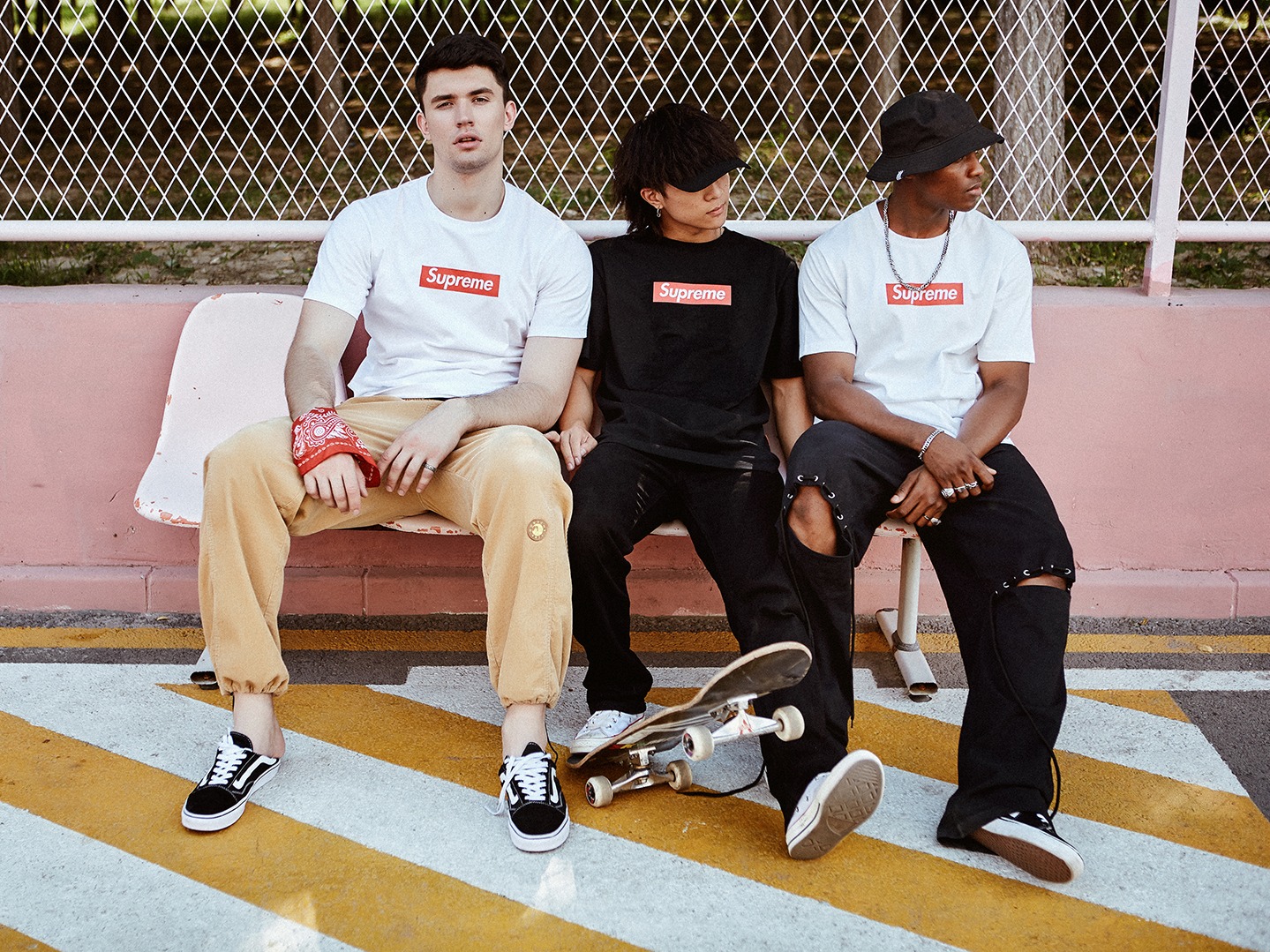 Supreme×EASY联名潮牌短袖T恤_摄影lemon-站酷ZCOOL