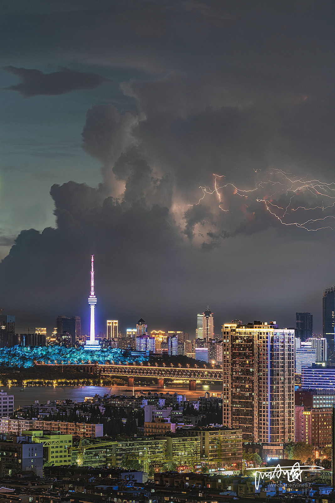 电闪雷鸣下的龟山电视塔_ervine87-站酷ZCOOL