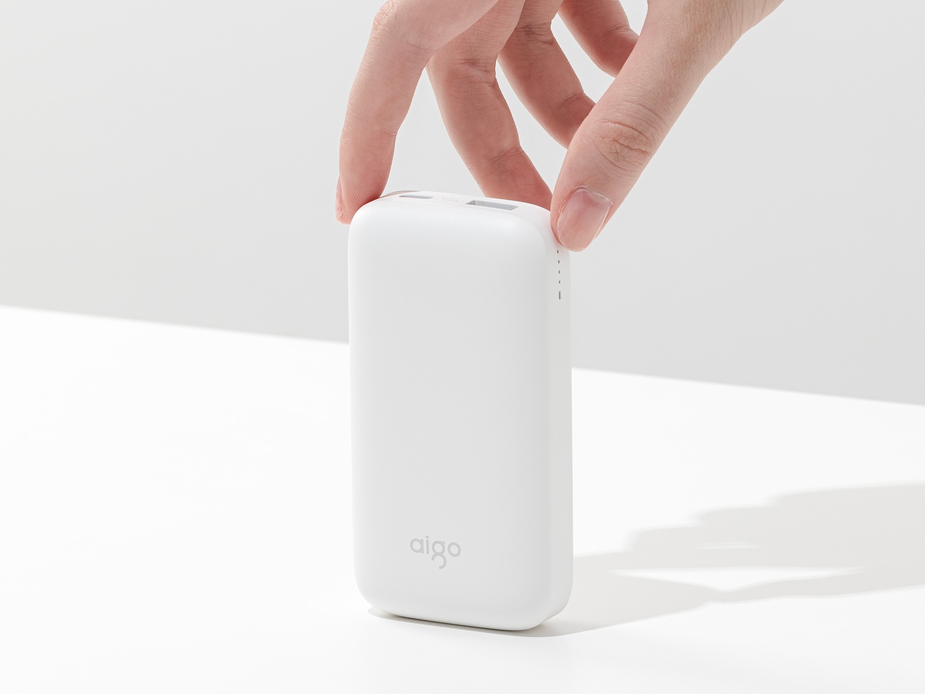 品牌案例丨aigo 爱国者 10000mAh 快充移动电源_白底图-站酷ZCOOL