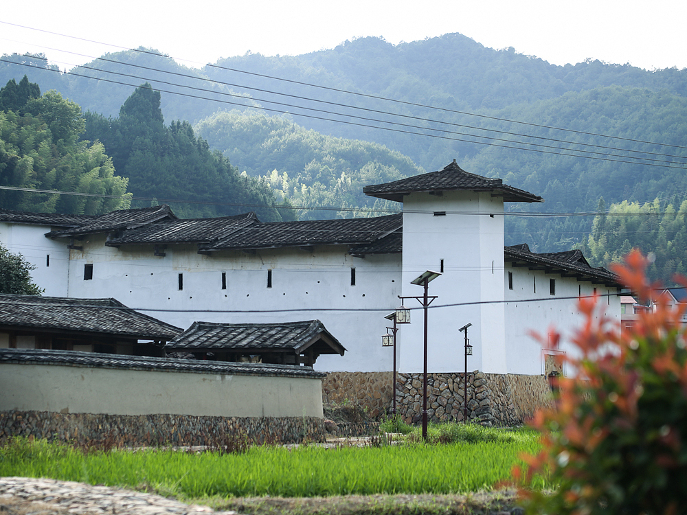 比土楼更原始的建筑形式，它们是散落在乡野中的珍珠。_山林纪-站酷ZCOOL