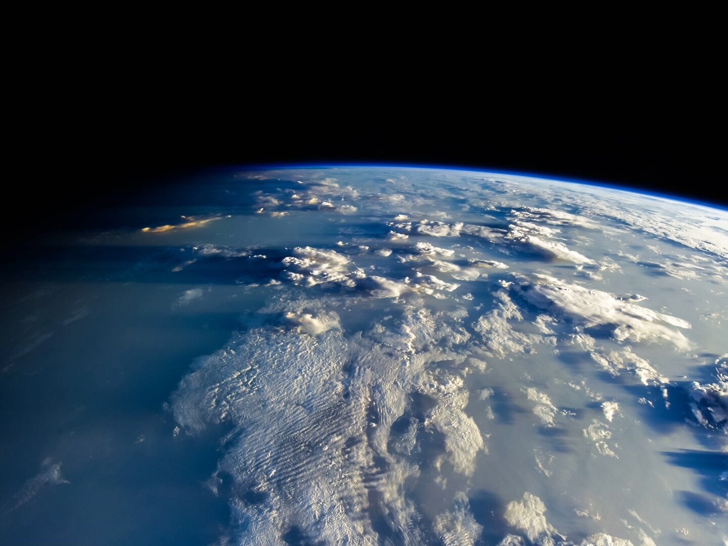 太空俯瞰地球5K动态壁纸_一念浮萍-站酷ZCOOL