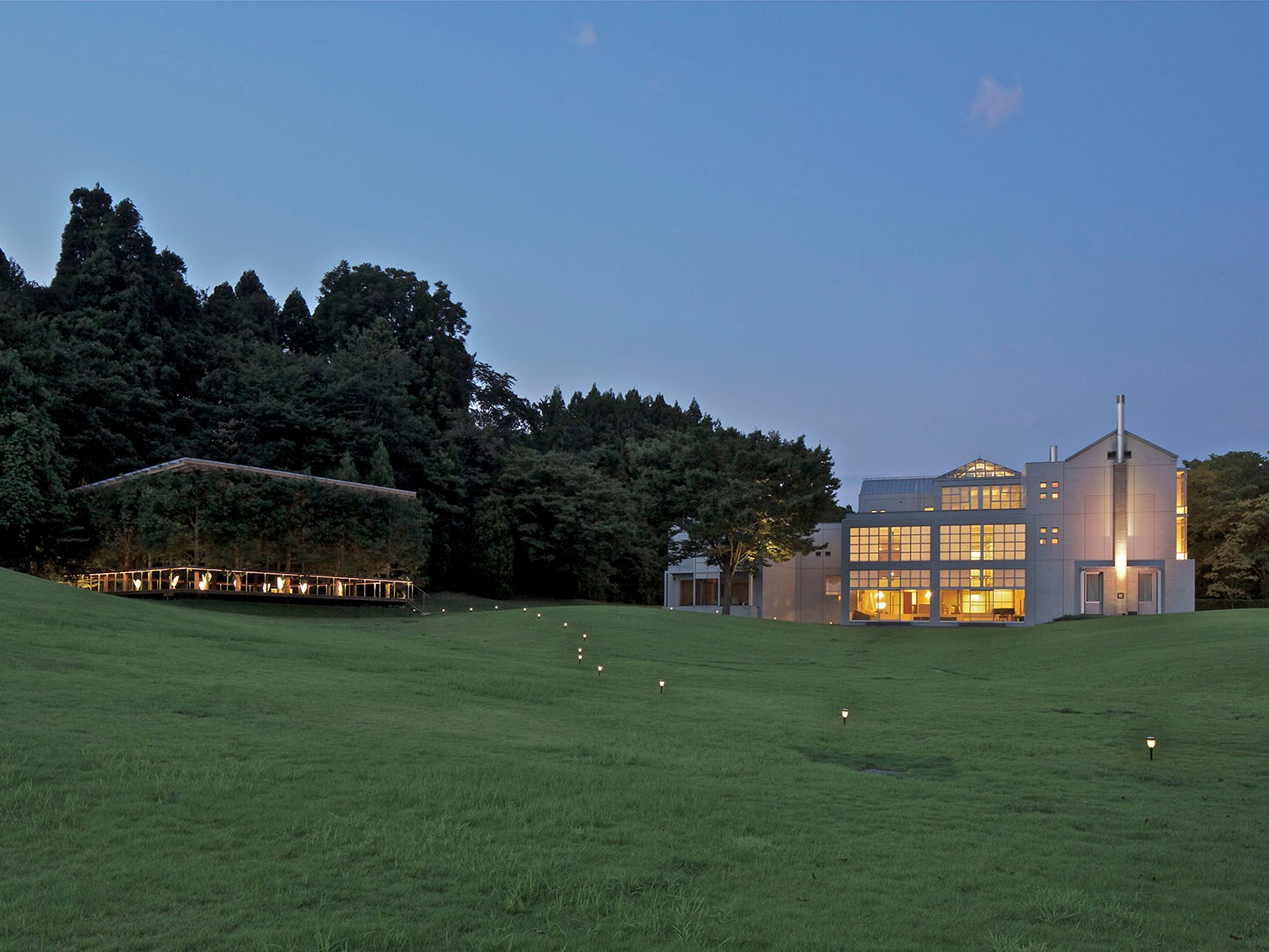 前泽花园中的白色凉亭和露天剧场，日本A.P.L. design_HUJI互集-站酷ZCOOL