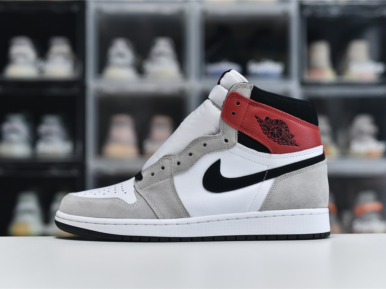 Air Jordan 1 Light Smoke Grey 烟灰 灰白红高帮_卓宇00520-站酷ZCOOL