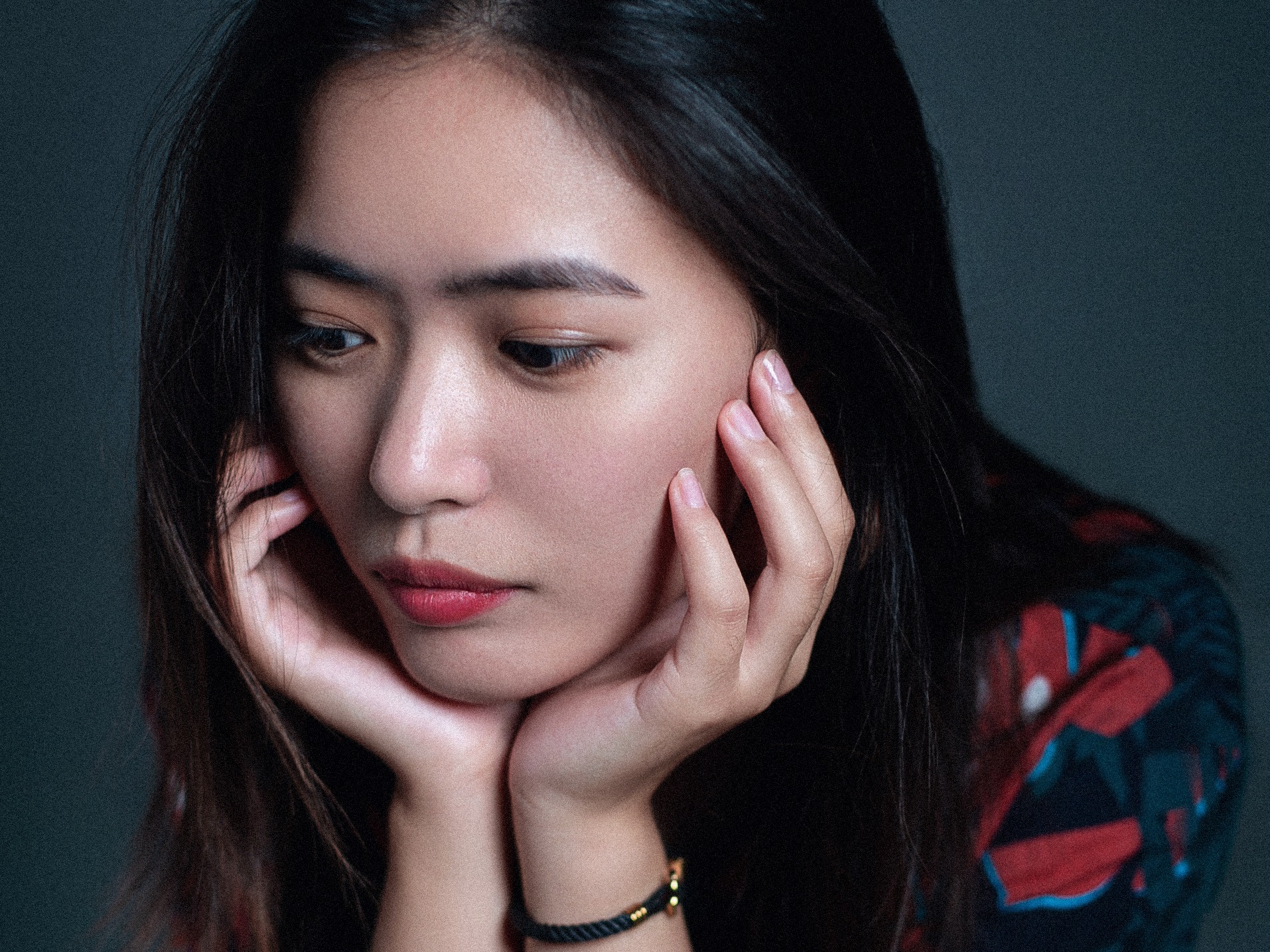 低头若有所思_蒋同学248-站酷ZCOOL