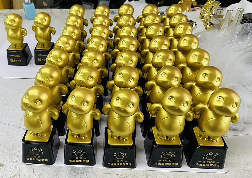 2424奶龙大会奖杯定制_梦徽工艺品-站酷ZCOOL