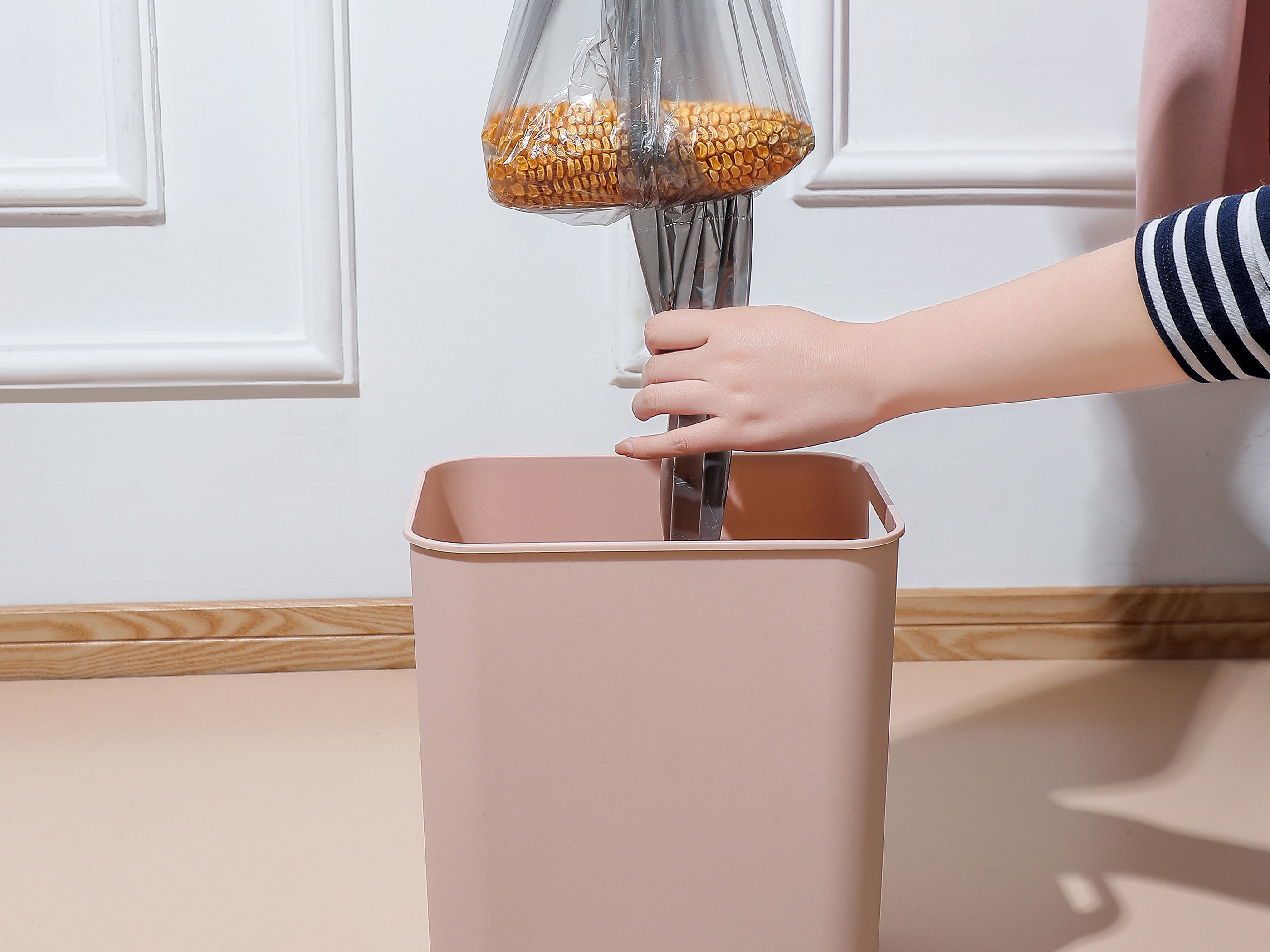 垃圾桶拍摄——GUANGMO_唐蔷薇薇-站酷ZCOOL