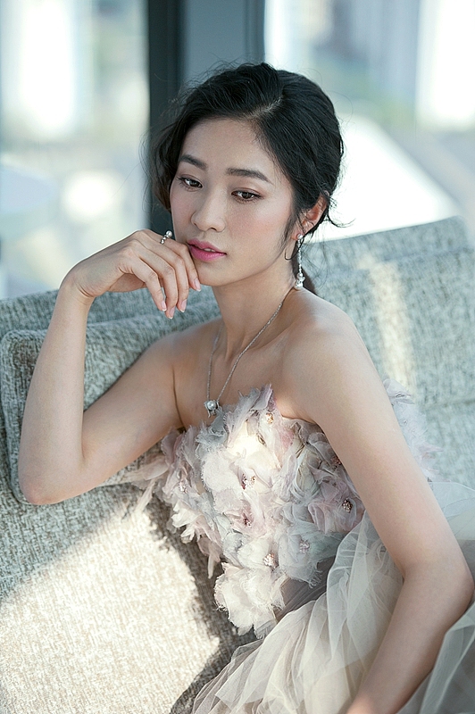 艺人：栾蕾英 摄影：ENLI_CHAN_ENLI_CHAN-站酷ZCOOL