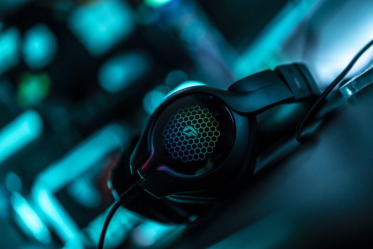 赛博朋克风耳机拍摄（DNA电竞耳机）_KARMINGXX-站酷ZCOOL