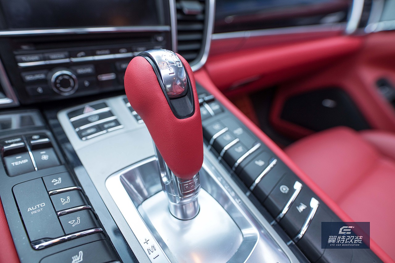 保时捷帕拉梅拉红色内饰_品驭内饰定制大师-站酷ZCOOL