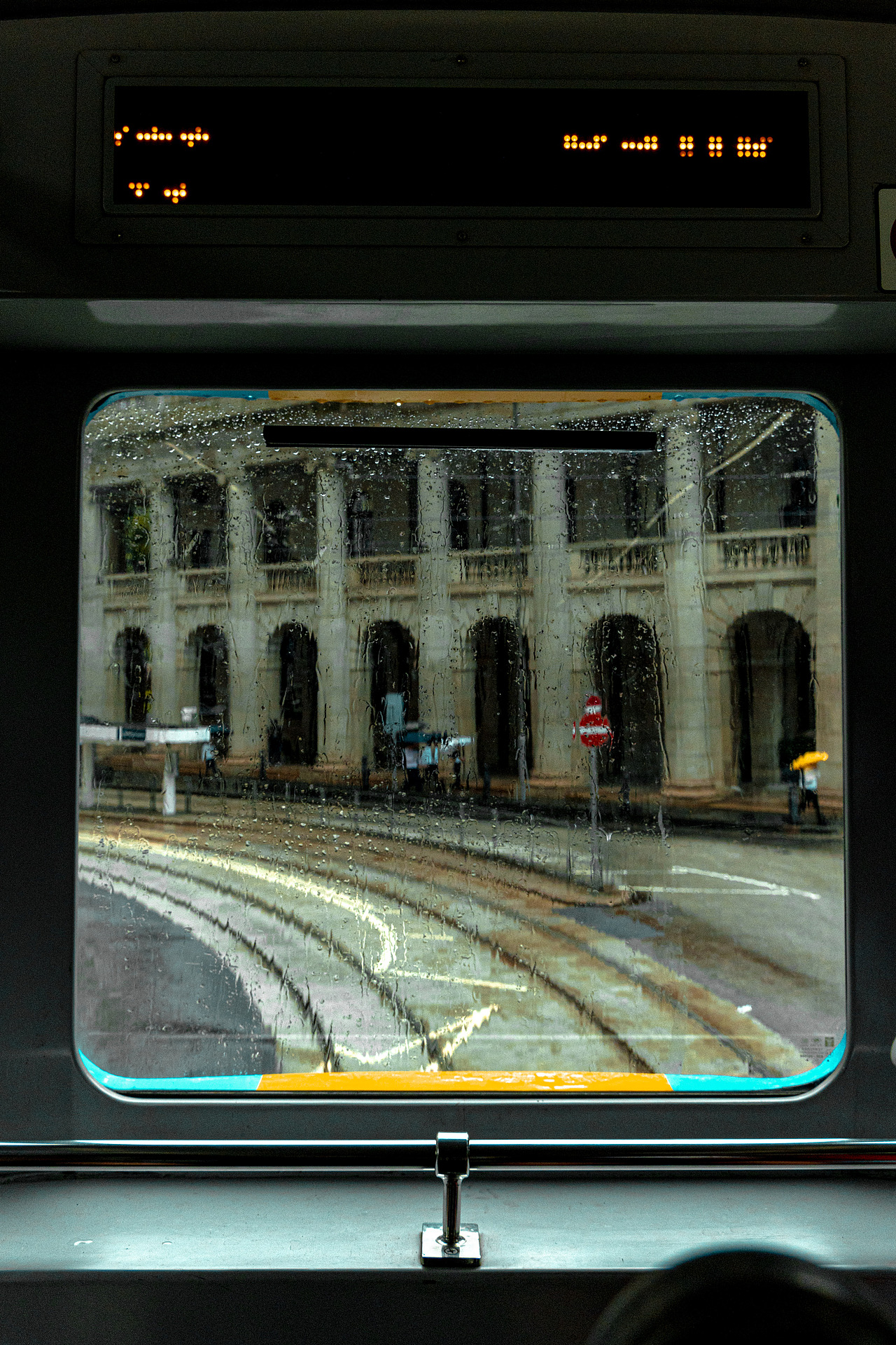 你必须要在雨天去一次香港_GaryMonkey-站酷ZCOOL