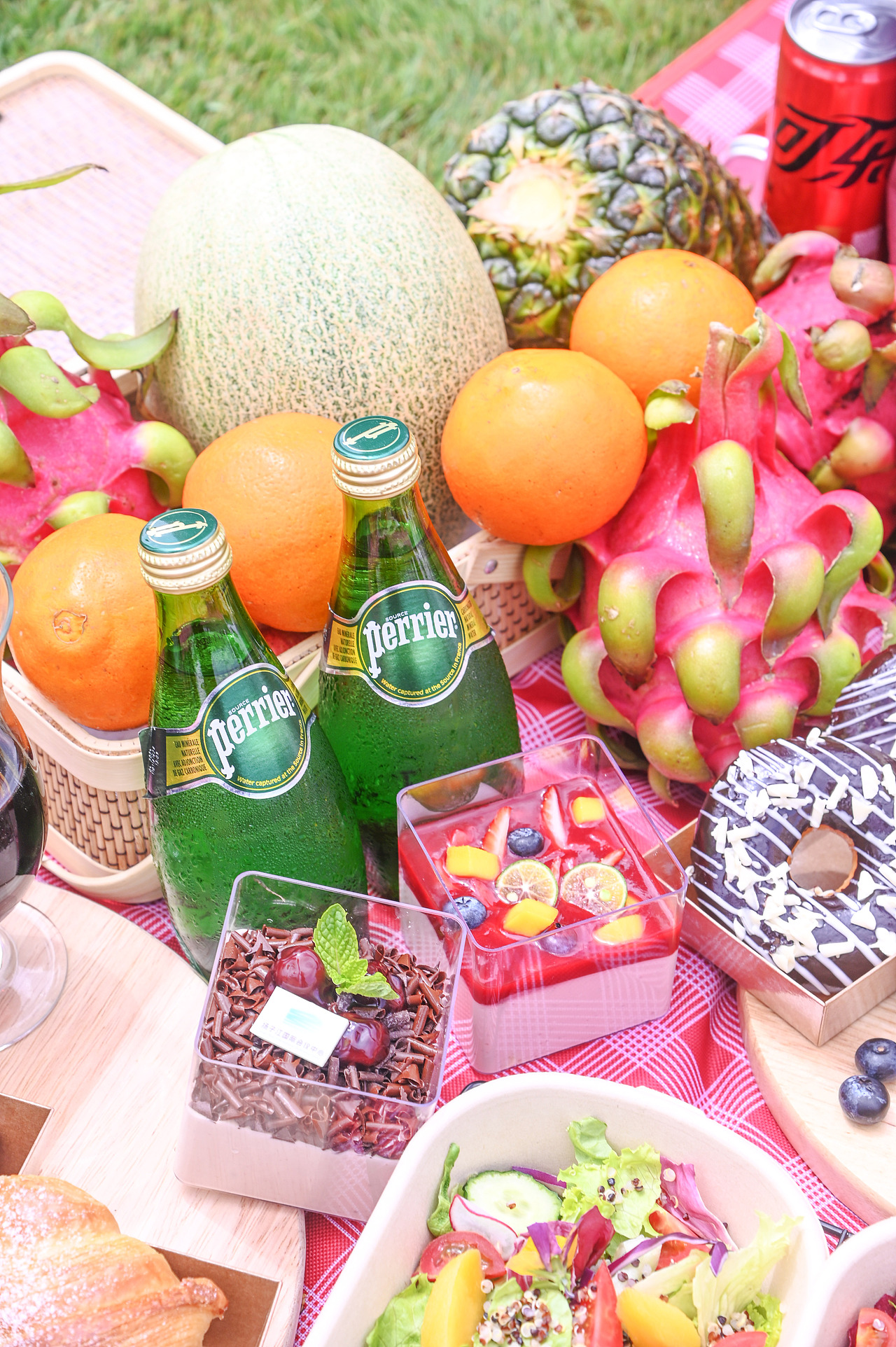 江边露营野营野餐帐篷姐妹聚餐下午茶_Nicegir1-站酷ZCOOL