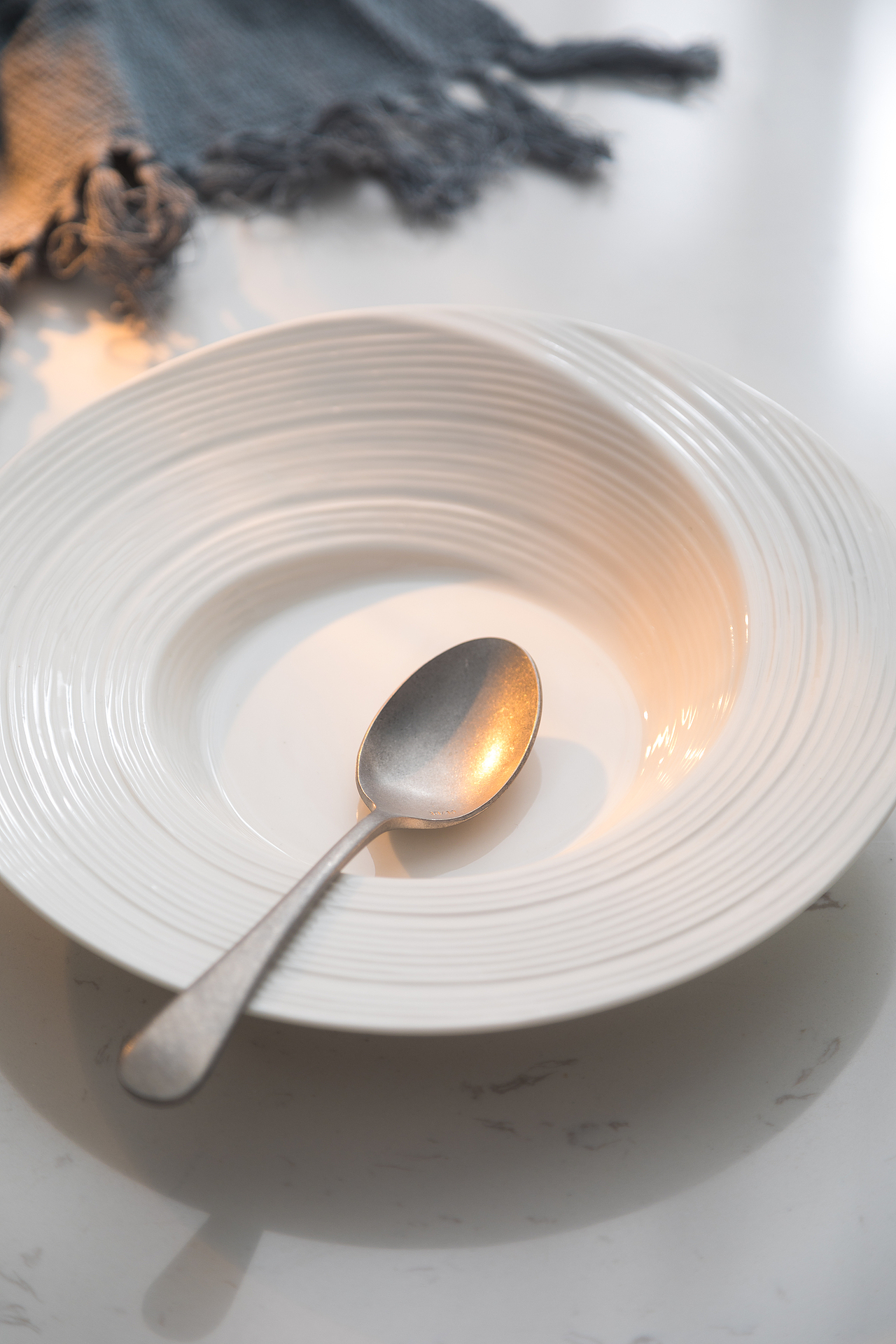 《被动的观众》| 盘子 | 深盘 | 碟子 | 沙拉盘 | 餐具_刘一毛YiMao-站酷ZCOOL