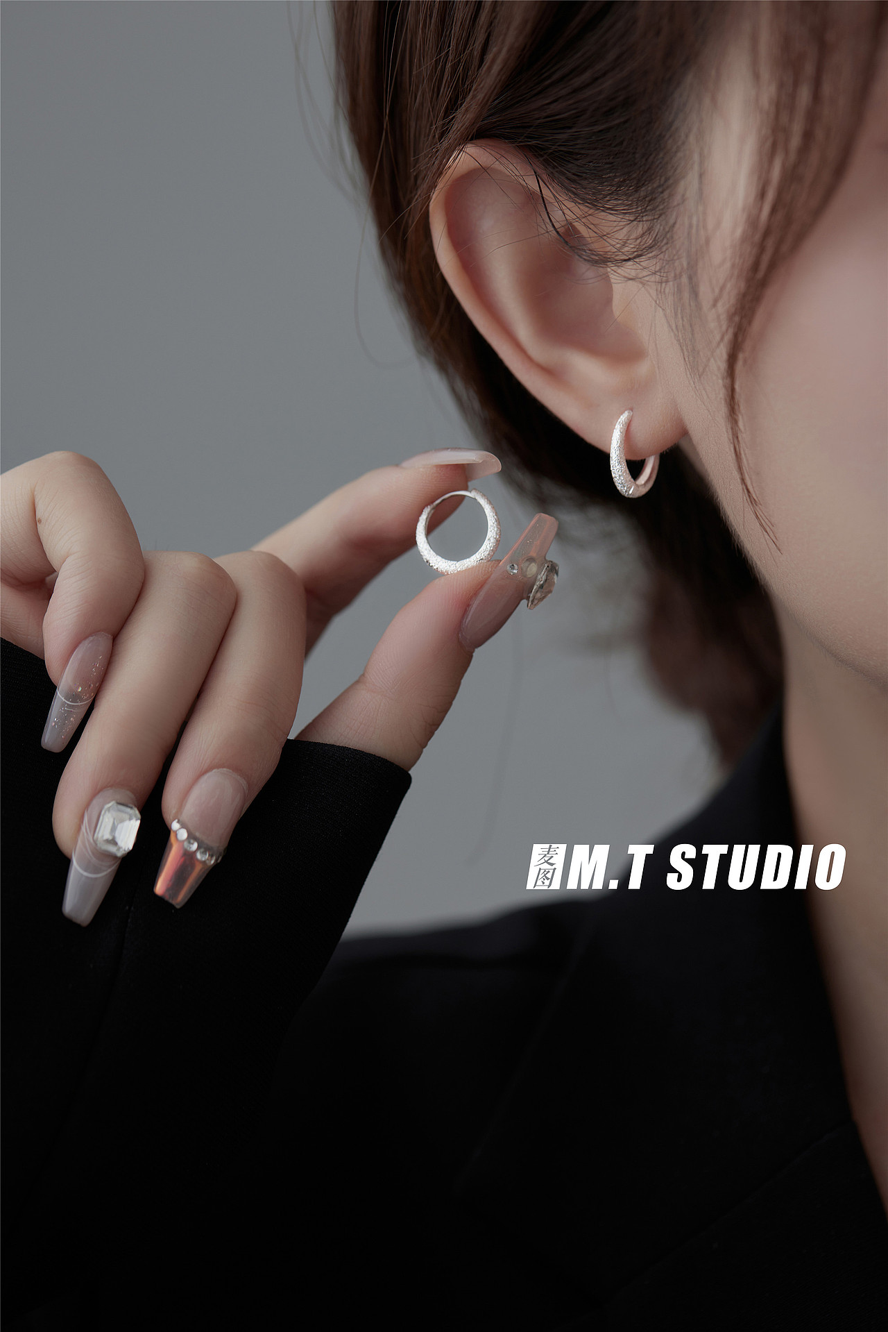 75°灰饰品无头风模特图耳钉项链S925银拍摄_麦图商业摄影-站酷ZCOOL
