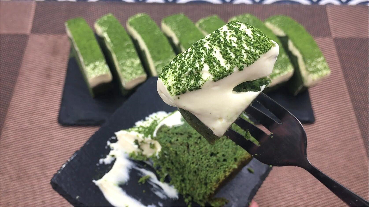 抹茶奶油磅蛋糕，香浓奶油，清新抹茶，味道层次丰富。_宅家吃货JACKERLU-站酷ZCOOL