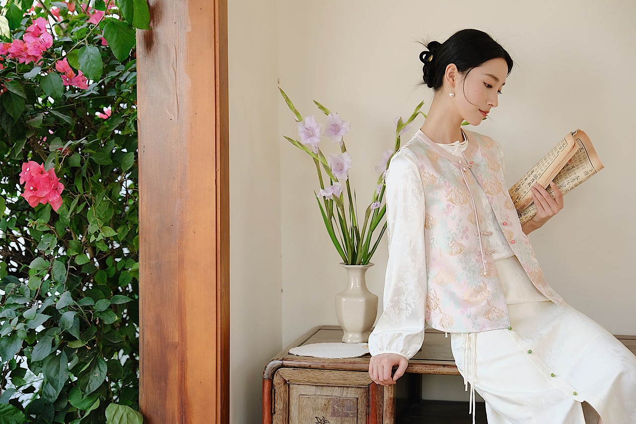 服装拍摄|山有色 2024春季新中式服装拍摄_小黑Ray_-站酷ZCOOL