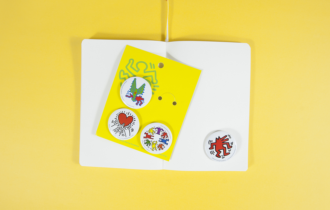 文创产品摄影——凯斯·哈林(Keith Haring）徽章_奥斯曼闪闪-站酷ZCOOL