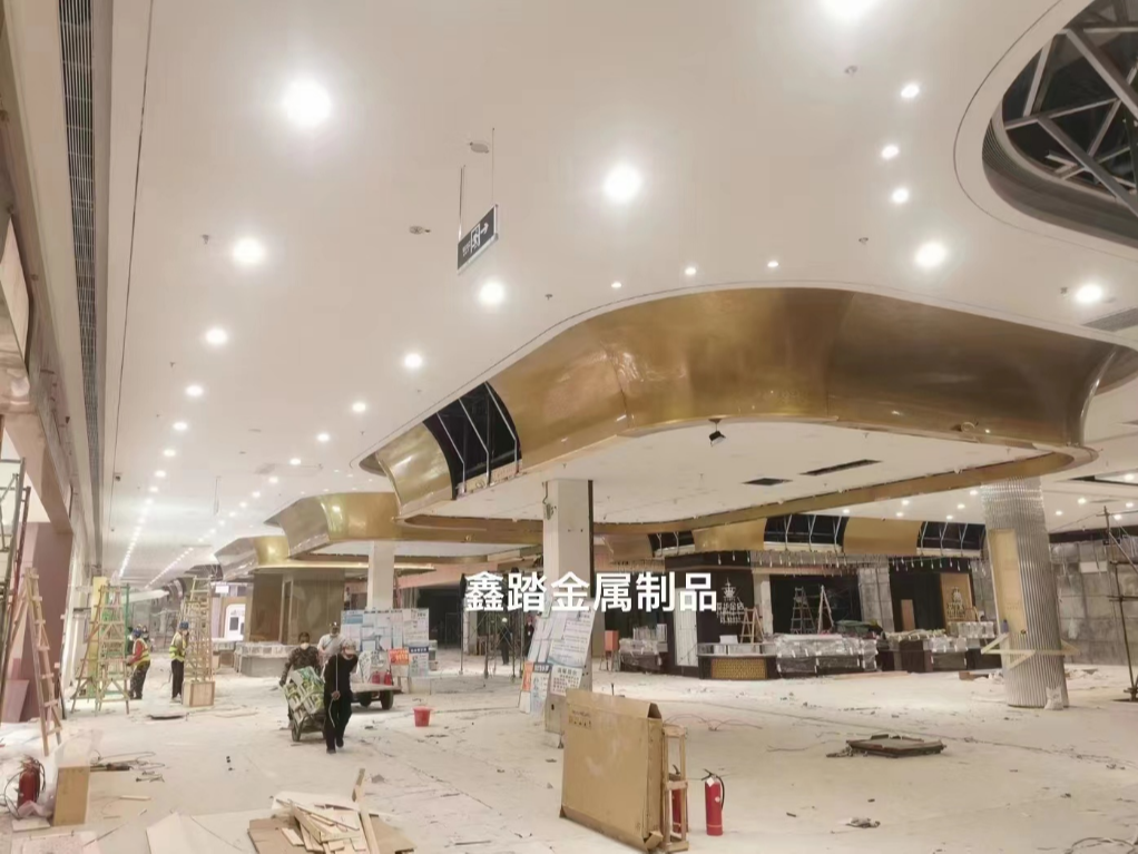 商场黄金区不锈钢异形天花造型 双曲面不锈钢天花 案例_xt188869-站酷ZCOOL