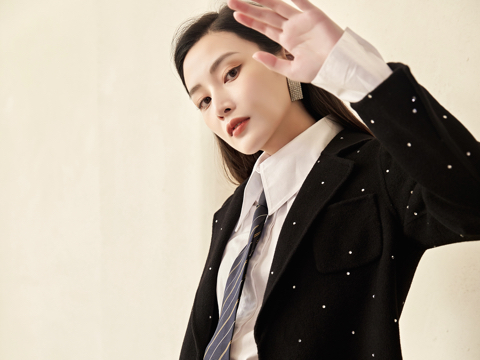 西装配半裙，今秋你就是女王！_Yai粽子-站酷ZCOOL