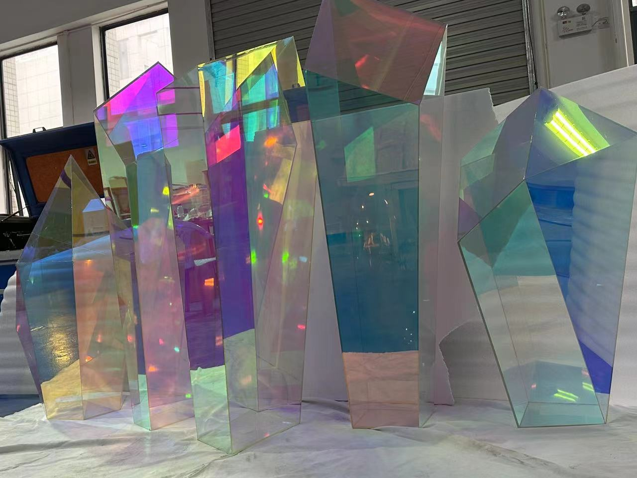 亚克力炫彩镭射水晶柱_亿达展示YAKELI-站酷ZCOOL