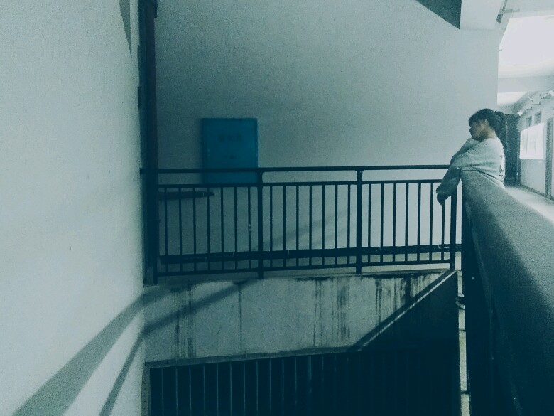 女大学生竟然在午夜的教学楼里干出这种事情，令人无法总裁的小太阳 站酷zcool 4321