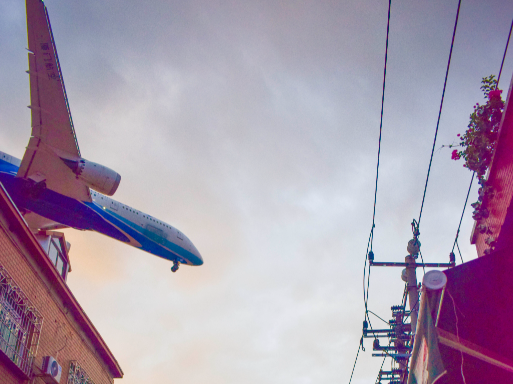 #WOW 魔幻！| 飞机低空飞行_paperfire-站酷ZCOOL