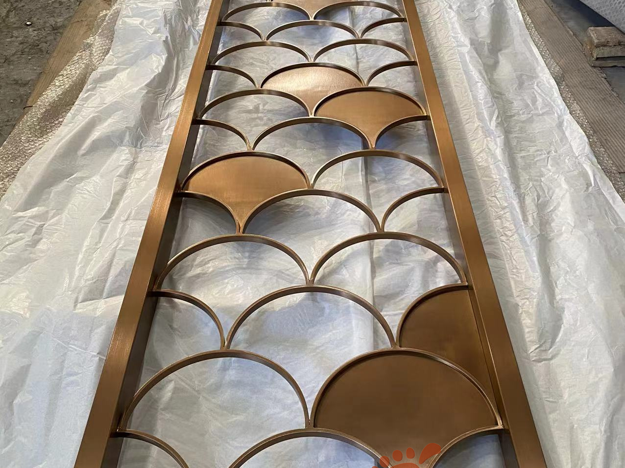 玫瑰金鱼鳞纹镂空屏风 不锈钢激光鱼鳞造型花格_异形金属定制-站酷ZCOOL