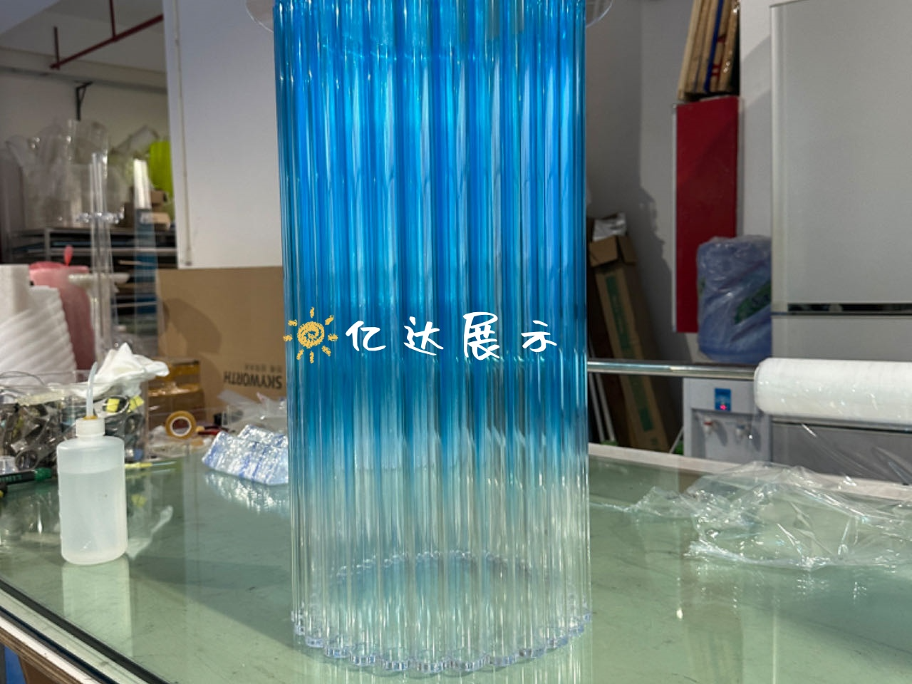 亚克力渐变小桌子_亿达展示YAKELI-站酷ZCOOL