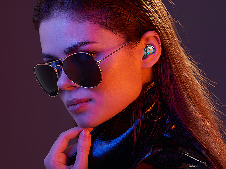 机甲蓝牙耳机 | 建模渲染创意合成，炫酷TWS耳机详情页_SA三点十分-站酷ZCOOL