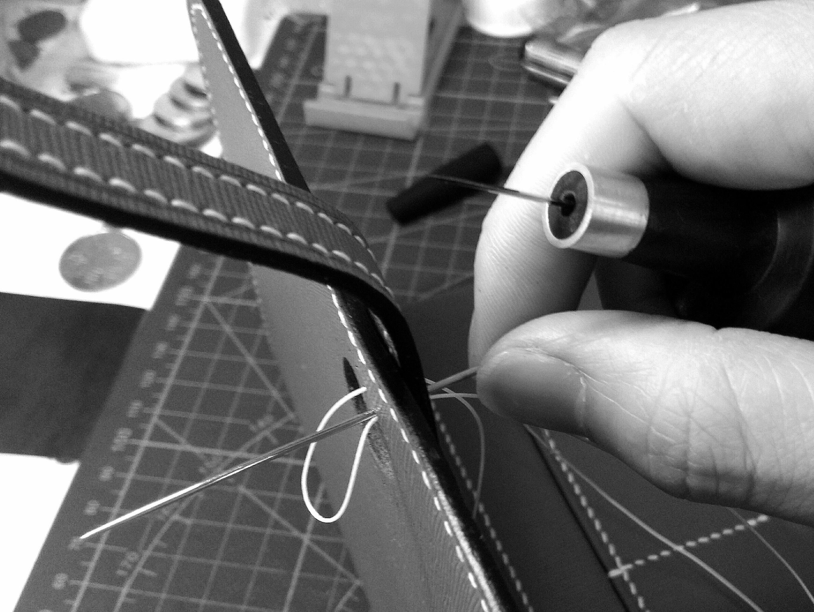 LINGWEIER手工皮具天蓝色插扣手拿包_leceed-站酷ZCOOL