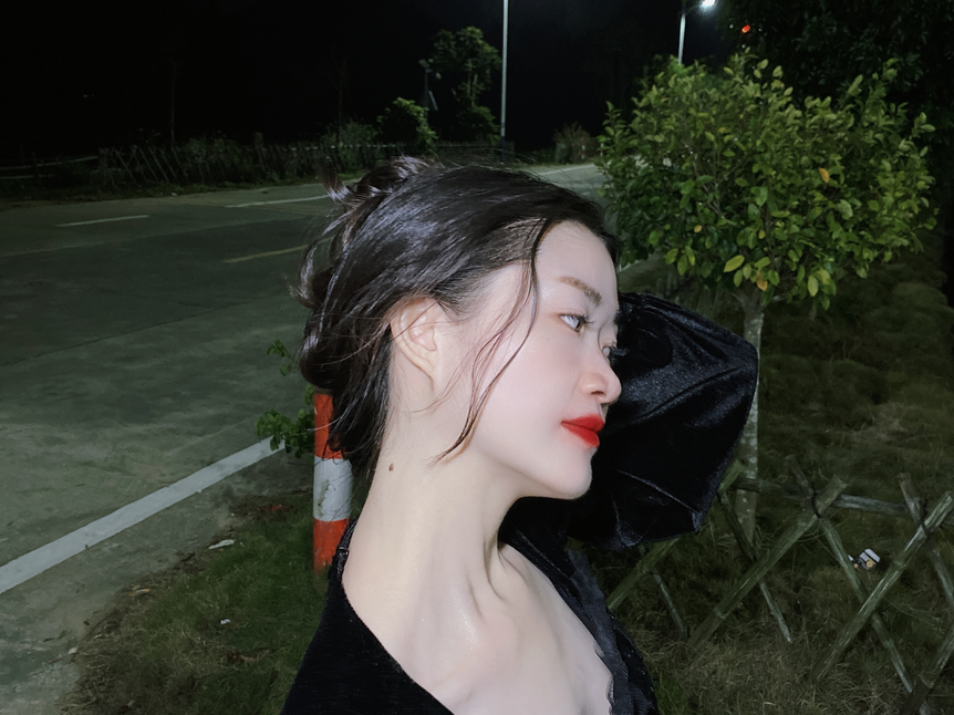 落日下的草莓园-夜晚下的女孩_HJK18206607660-站酷ZCOOL