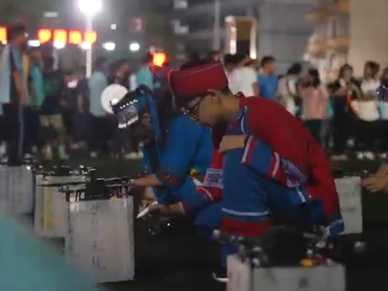 无人机表演瑶族祝贺祖国73周年、无人机孔明灯许愿升空_无人机表演-站酷ZCOOL
