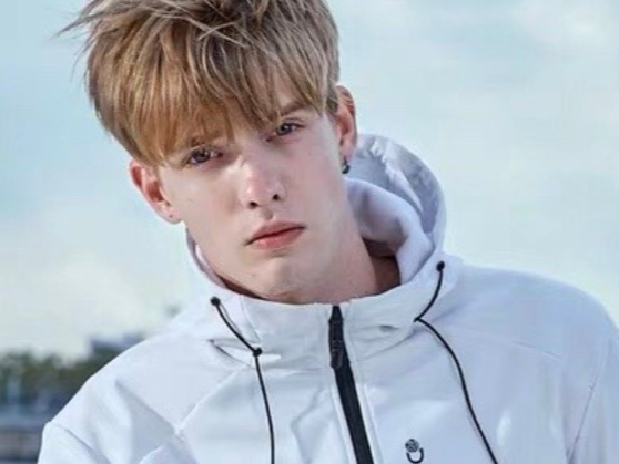 户外运动时尚风衣外套 登山服防风露营外模拍摄 滑雪服_优思模特Ginny-站酷ZCOOL