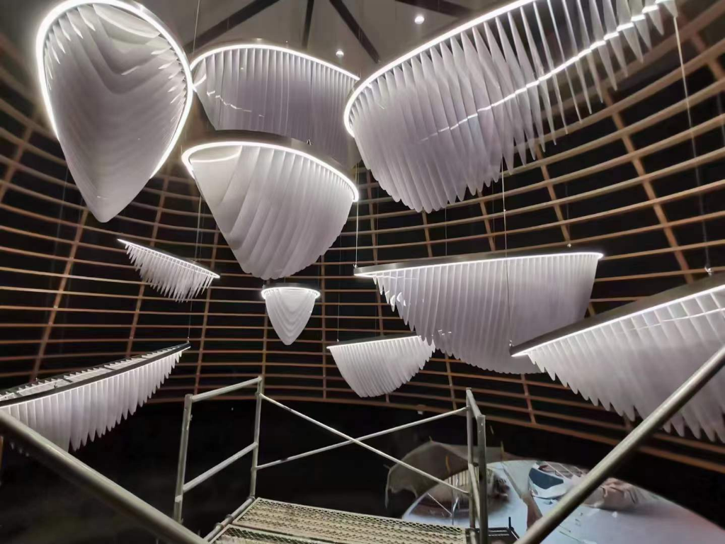 亚克力挂件艺术吊灯装置抽象造型七彩亚克力雕塑定制_亿达亚克力制品-站酷ZCOOL