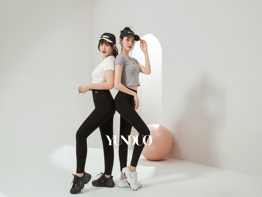 品牌：芷仪 产品：芭比裤 小黑裤 水光袜_陨朵商拍刘大奇-站酷ZCOOL