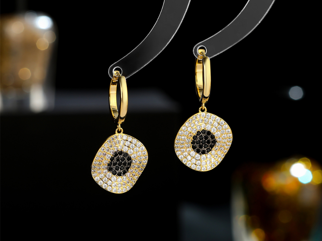 耳钉高级感静物图暗黑风格_麦图商业摄影-站酷ZCOOL