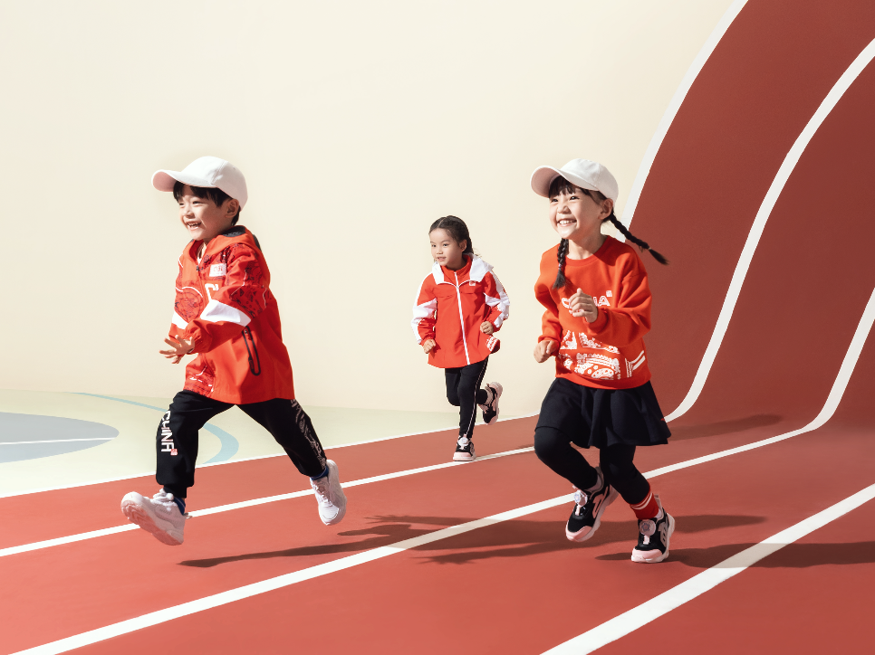 童装摄影｜安踏儿童 ANTA KIDS 2022开学季_厨师沙律饭-站酷ZCOOL